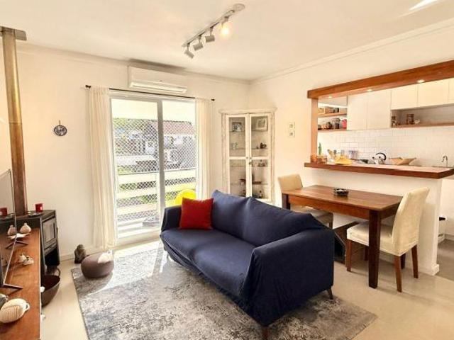 Apartamento reformando, 1 quarto, vaga coberta escriturada Bairro Camaquã