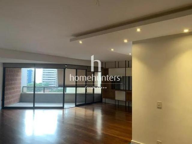 Apartamento repaginado e exclusivo à venda. Construção D. PASCHOAL Cambui