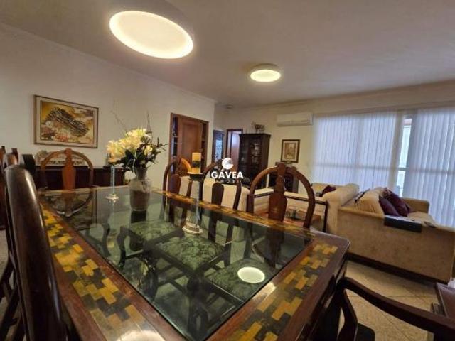 Apartamento residencial em Gonzaga, Santos – 4 suítes, 3 vagas, 246 m², frente