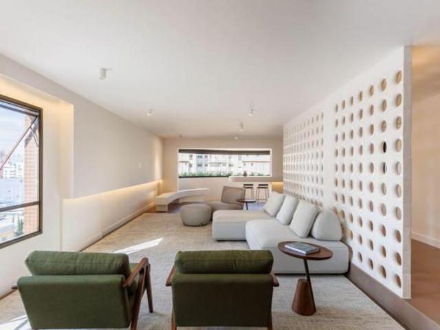 Apartamento Retrofit no Batel: 219 m2 Design Mid Century e Exclusividade na Carlos de Carvalho