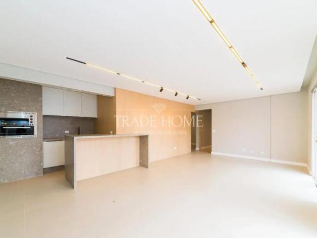 Apartamento Retrofit no Batel com muito sol e andar alto