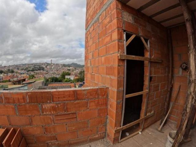 Apartamento sem condomínio com 2 dormitórios. Possui 1 vaga de garagem
