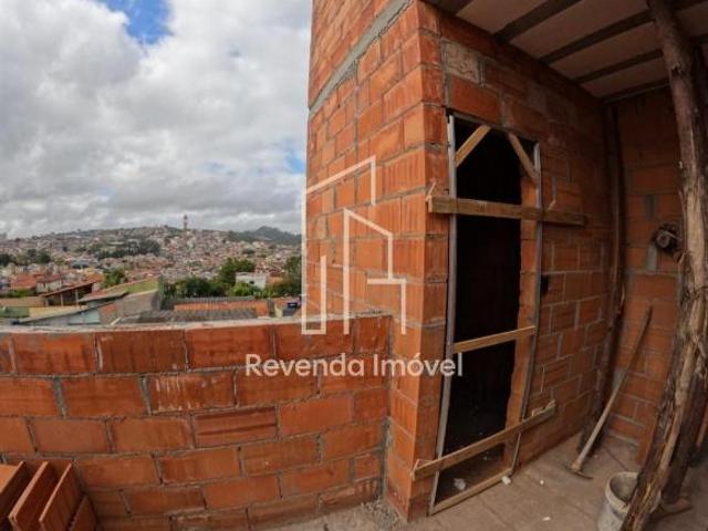 Apartamento sem condomínio com 2 dormitórios. Possui 1 vaga de garagem