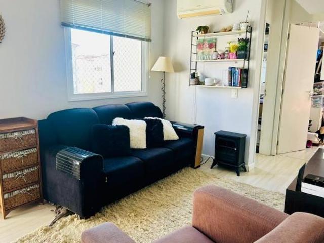 Apartamento semi mobiliado 2 dormitórios com sacada e vaga de garagem em condomí