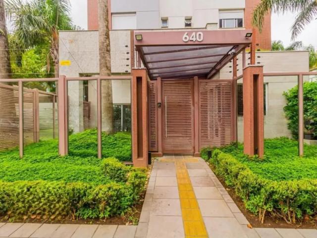 Apartamento semi mobiliado, 2 dormitórios, 1 suíte e 1 vaga de garagem coberta no bairro Menino Deus