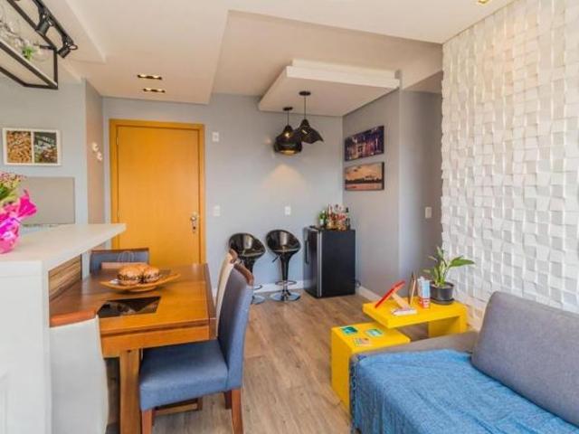 Apartamento semi mobiliado, 2 dormitórios, 1 suíte e 1 vaga de garagem coberta no bairro Menino Deus