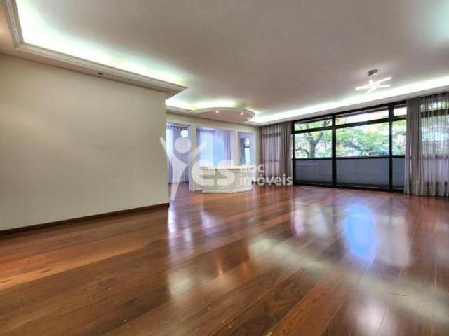 Apartamento semi mobiliado a venda com 260m² de área útil, sendo 4 dormitórios