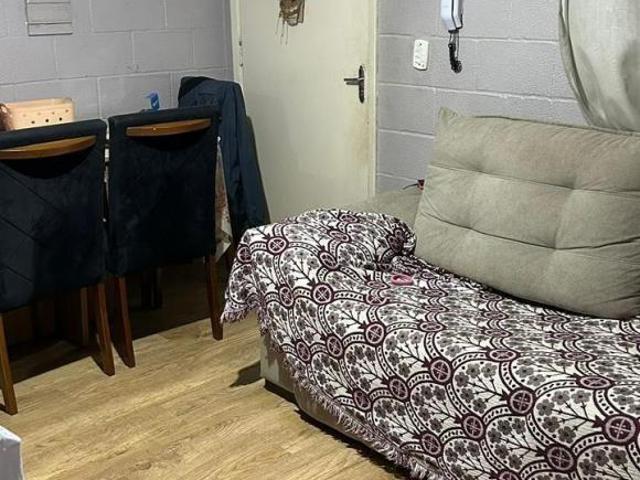 Apartamento semi mobiliado à venda em Porto Alegre, bem localizado, a duas quadr