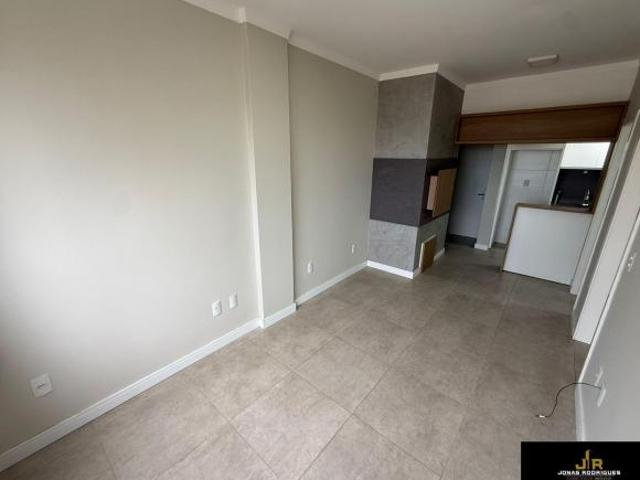 Apartamento semi mobiliado apenas 03 quadras do mar