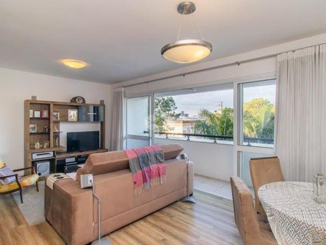 Apartamento semi mobiliado com 3 dormitórios e 2 vagas de garagem no bairro Passo da Areia em Porto