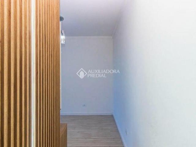 Apartamento Semi Mobiliado com 2 Quartos, Sacada com Churrasqueira e Elevador no Alto Boqueirão