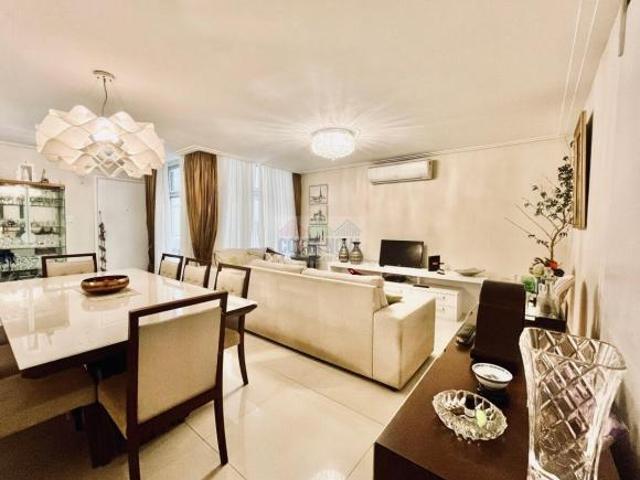 Apartamento Semi Mobiliado de 167m2, com 3 quartos, 2 banheiros, 1 vaga, próximo à praia no Gonzaga