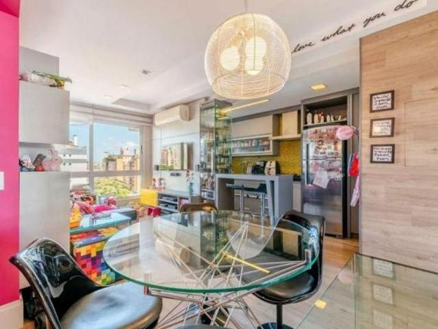 Apartamento semi mobiliado de 2 dormitórios no Petrópolis