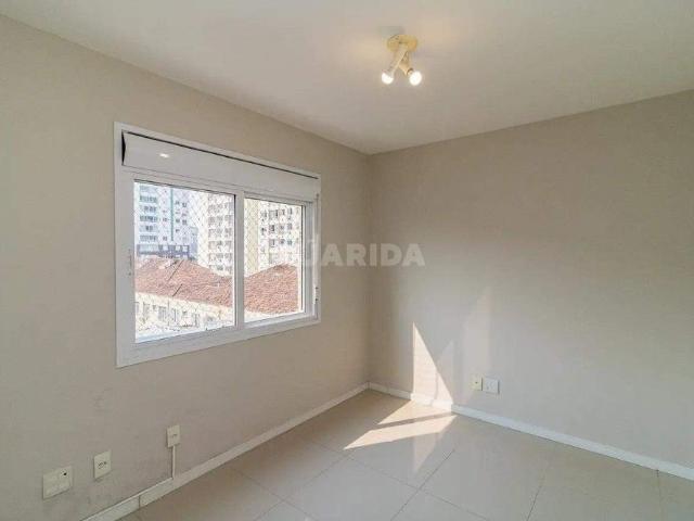 Apartamento semi mobiliado de 2 dormitórios bairro Moinhos de Vento. COD: 20932