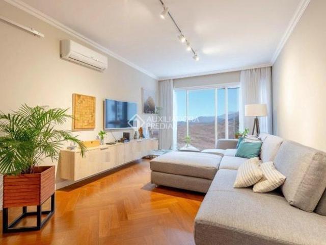 Apartamento semi obiliado de 2 dormitórios no Rio Branco 74 m² | 1 suíte + vaga coberta!