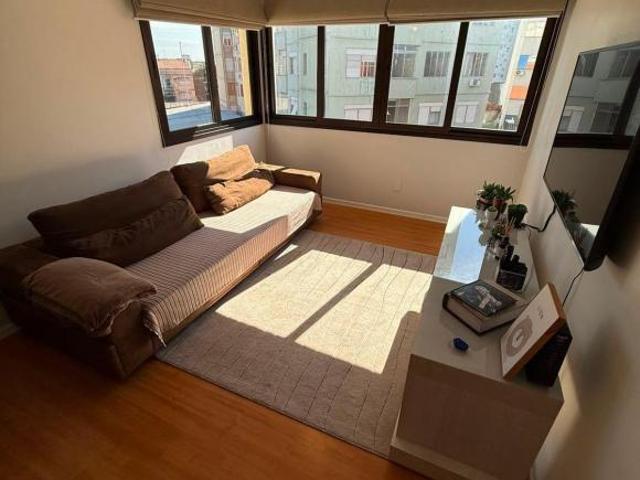 Apartamento semimobiliado no Moinhos de Vento