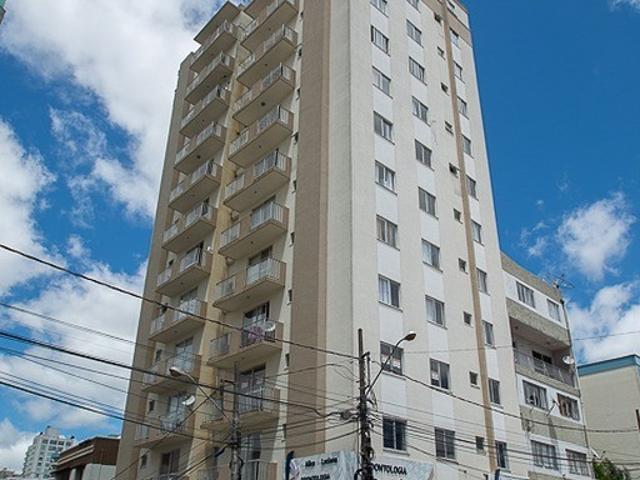 Apartamento semimobiliado no Centro