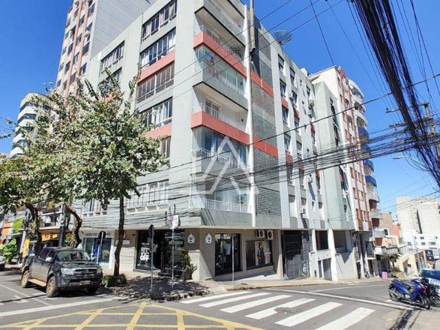 APARTAMENTO SEMIMOBILIADO NO CENTRO PARA LOCAÇÃO COM 02 DORMITÓRIOS, SENDO 01 SUÍTE, SALA DE ESTAR E JANTAR, 03 BANHEIROS, COZINHA, ÁREA DE SERVIÇO SEPARADA, 01 VAGA DE GARAGEM E 98M², POR R$ 2.300,00. ED. MILKA | Centro | Passo Fundo