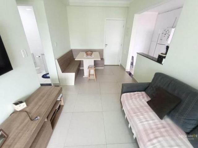 Apartamento semimobiliado à venda no Canto do Forte, em Praia Grande SP
