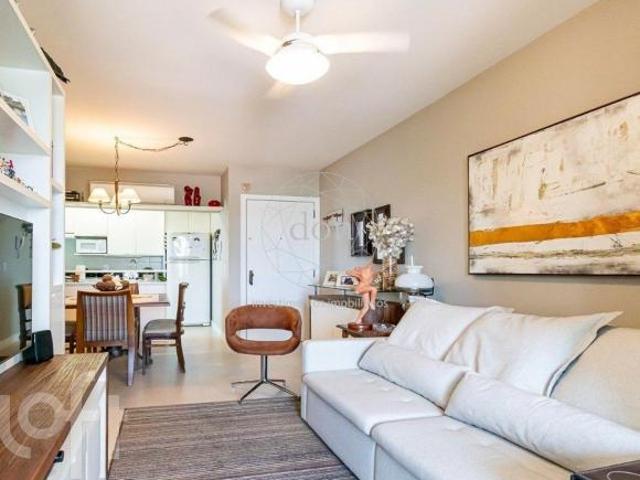 Apartamento semimobiliado, andar alto, 3 dormitórios, 1 vaga em prédio com infraestrutura no Jardim