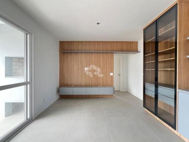 Apartamento semimobiliado, com 02 dormitórios e suíte no Centro