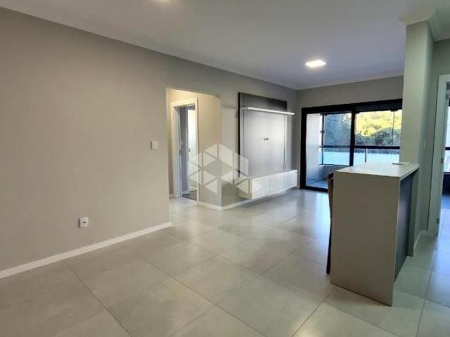 Apartamento semimobiliado, com 02 dormitórios, no Centro