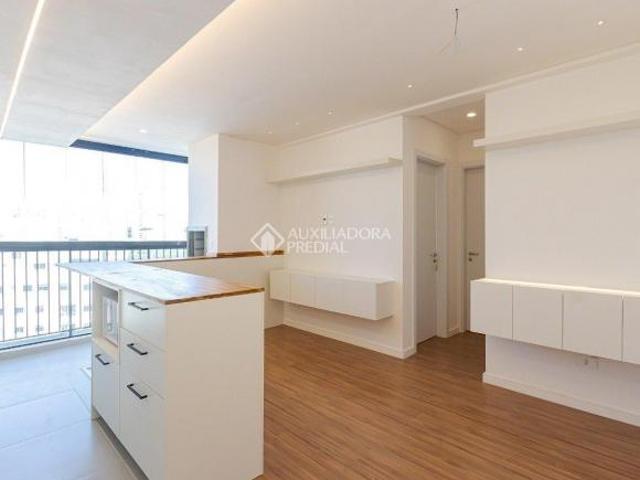 Apartamento Semimobiliado com 2 Quartos e Vista Definitiva no Água Verde