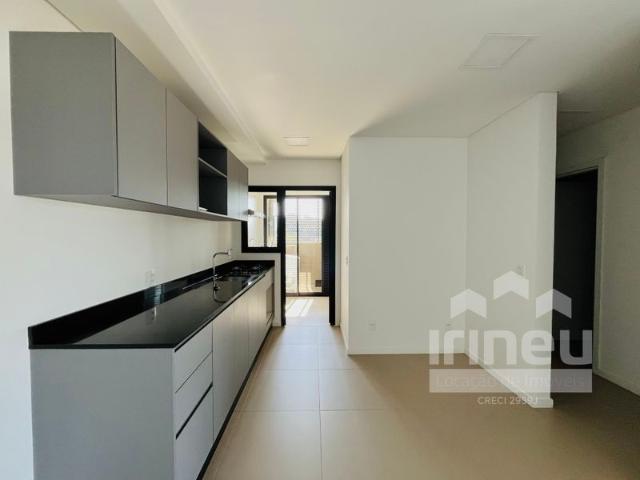 Apartamento semimobiliado com 2 quartos sendo 1 suíte no Anita Garibaldi!