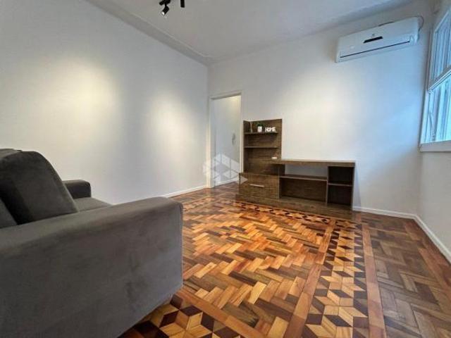 Apartamento a venda de 2 dormitórios, reformado no Centro Histórico