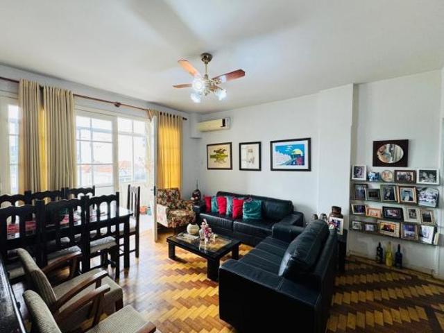 Apartamento Semimobiliado com 3 Dormitórios, 1 Suíte e Elevador