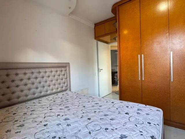 Apartamento semimobiliado com 3 quartos no Centro de Floripa