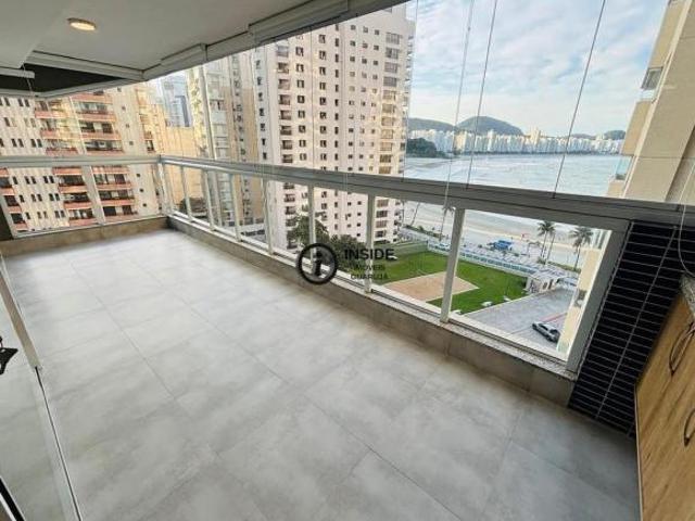 Apartamento semimobiliado com 3 suítes