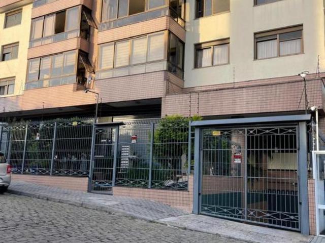 Apartamento semimobiliado com terraço, no bairro Pio X