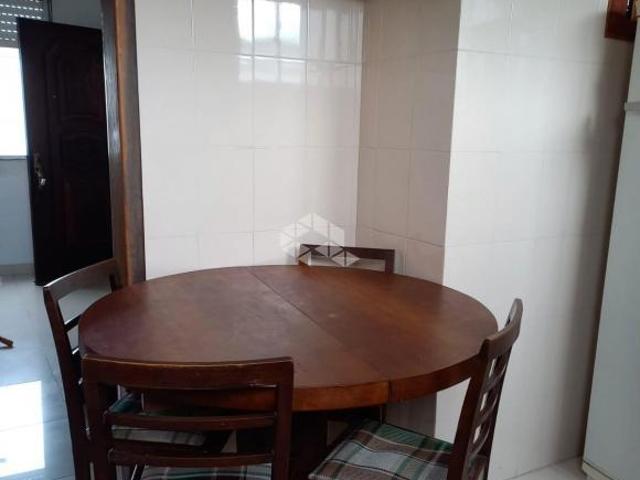 Apartamento semimobiliado com vaga e ótima localização