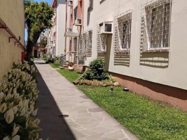 Apartamento Semimobiliado com Closet e Piscina no Condomínio em Canoas Residencial Las Brisas