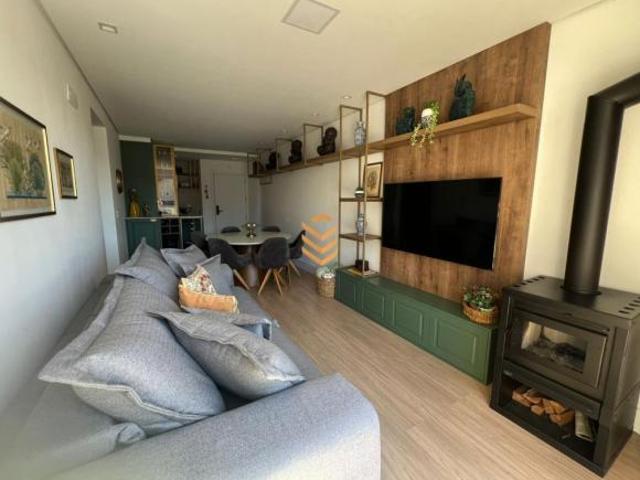 Apartamento Semimobiliado com Lareira e Piscina no Condomínio em Ca