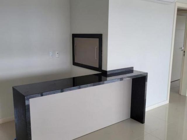 Apartamento semimobiliado com sacada para aluguel/venda no Centro d
