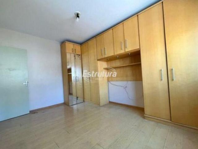 Apartamento semimobiliado com suíte e garagem