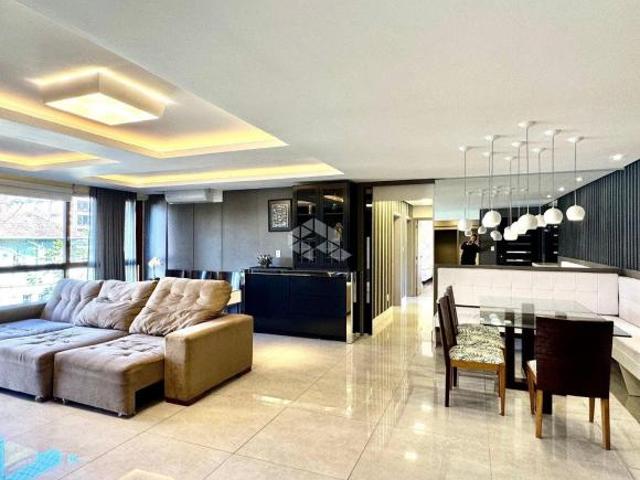 Apartamento semimobiliado de alto padrão com 133 m² no Moinhos de Vento