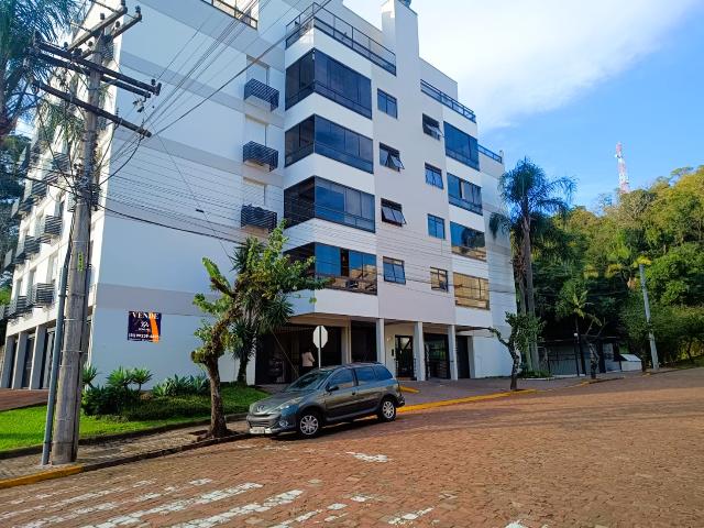 Apartamento Semimobiliado de 03 Dormitórios com Suíte