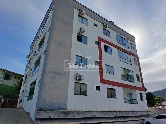 Apartamento semimobiliado dois quartos no Paquetá