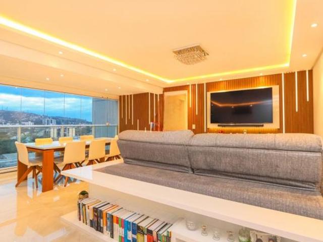Apartamento semimobiliado e decorado no Central Parque | 127 m² | 3 suítes | 2 vagas