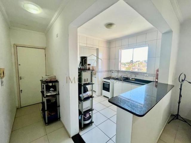 Apartamento semimobiliado, face leste e com vista livre
