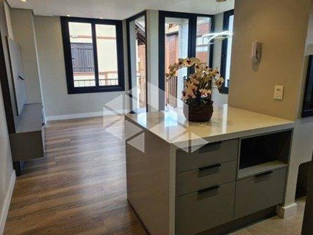 Apartamento semimobiliado para investir em Gramado com 1 dormitório e 1 vaga no Centro