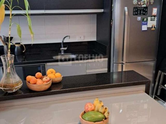 Apartamento semimobiliado 3 quartos com suíte, andar alto e sacada com churrasqueira no Edifício 14