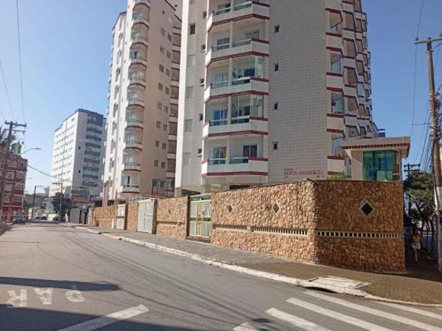 Apartamento, situada no bairro vila Mirim, possuindo 01 dormitór