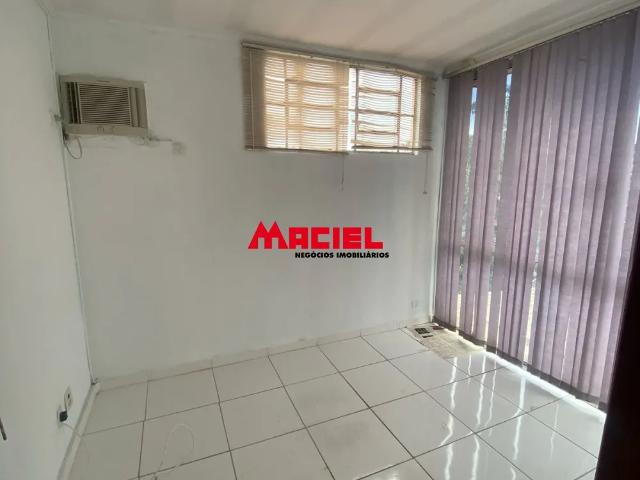 Apartamento sobreloja em ótima localização com 2 dormitórios