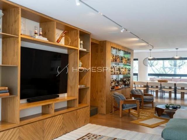 Apartamento Sofisticado 220 m² de puro equilíbrio entre espaço, sofisticação e localização privile