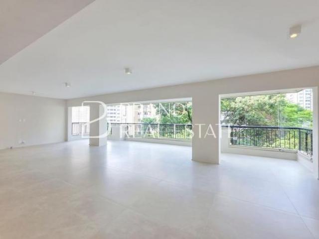 Apartamento sofisticado com 3 suítes em Moema, ao lado da Av. Juriti e Praça Pereira Coutinho