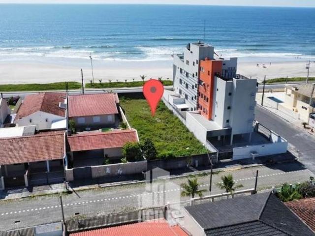 Apartamentos em prédio frente mar